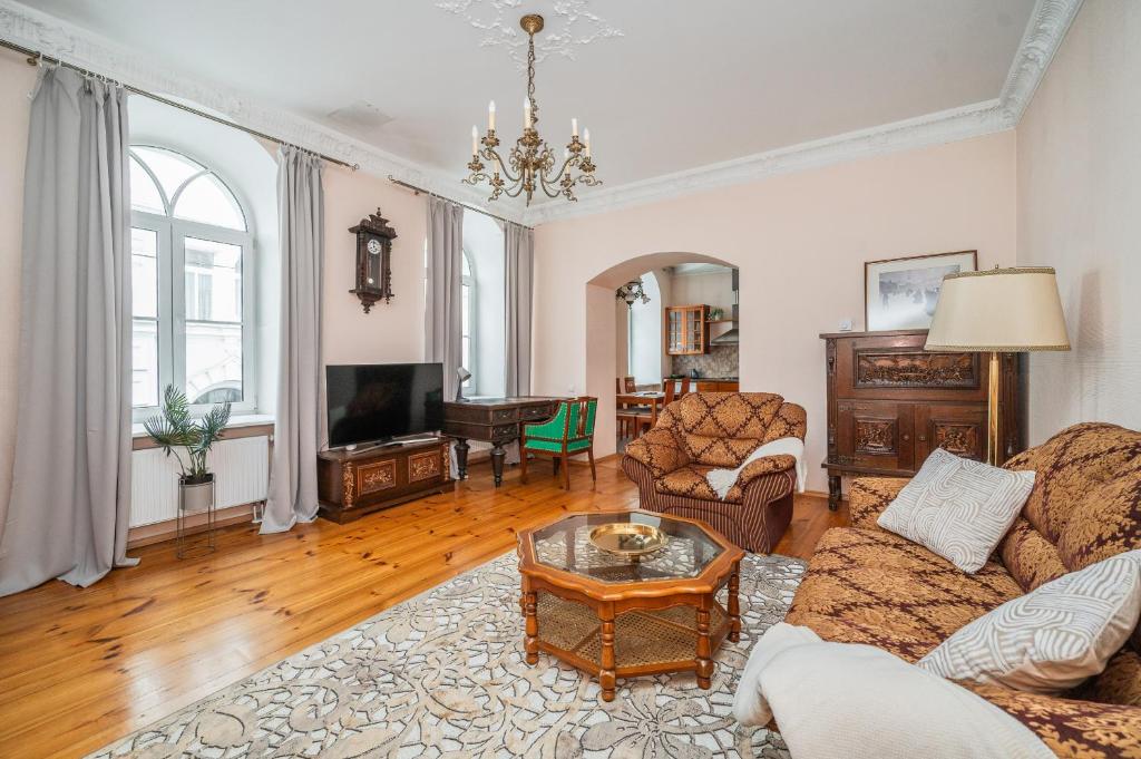 Heritage One Bedr Apartment by the Gates of Dawn by Reside Baltic ...