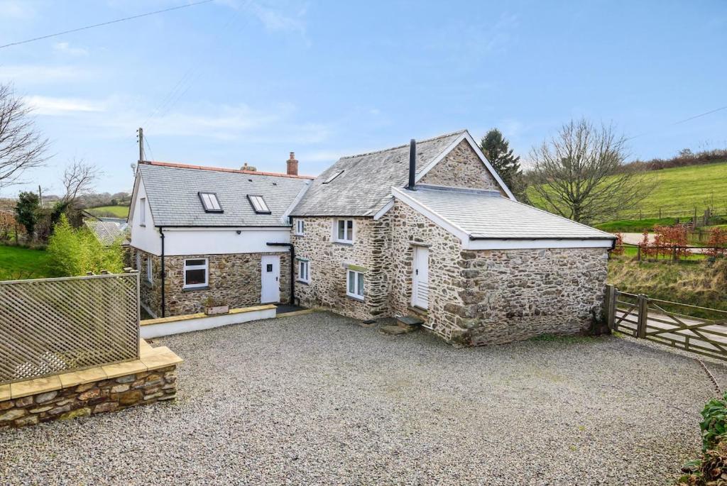Luxury Farmhouse Retreat with Private Hot Tub & EV, Kentisbury (updated ...