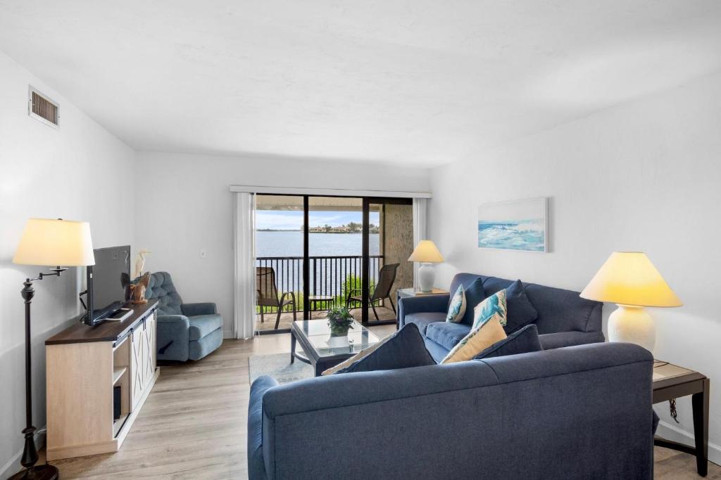 Dolphin Baycation at Runaway Bay, Bradenton Beach (updated prices 2025)