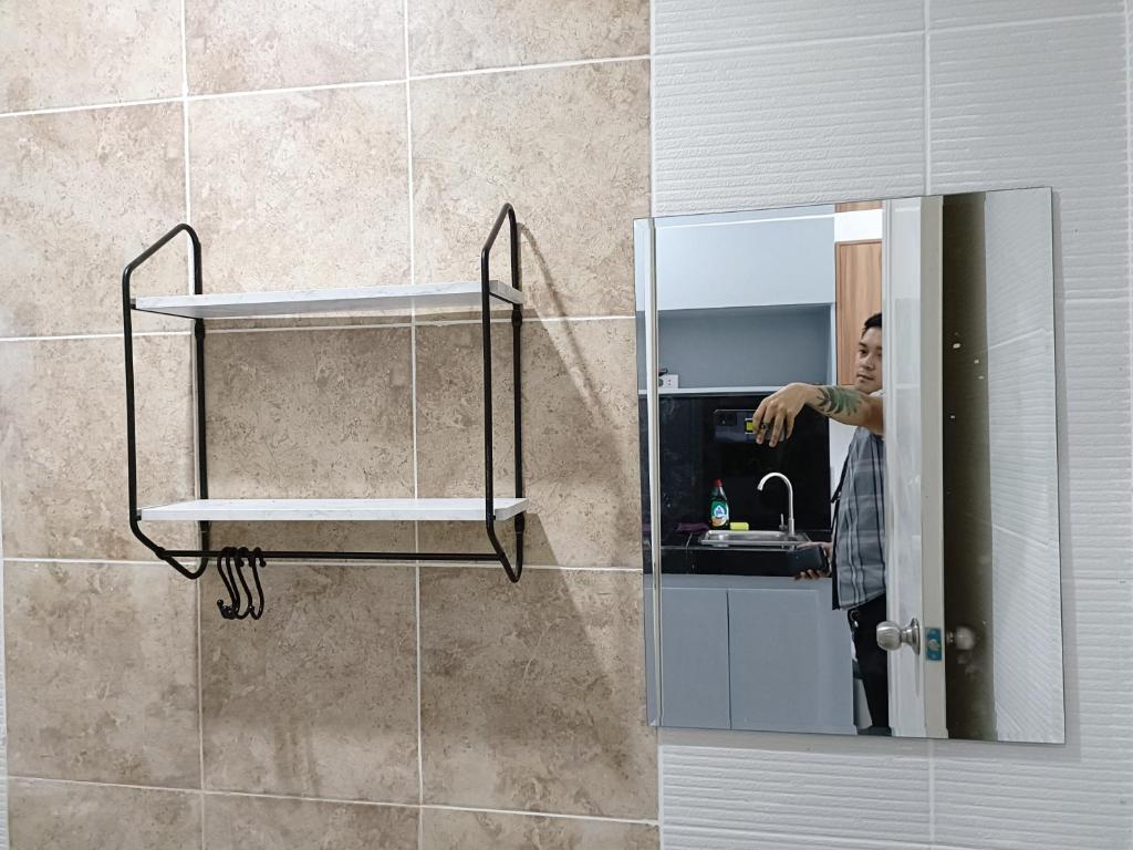 Kamuning MRT GMA 7 EDSA Veranda Pool Gym Netflix Internet, Manila ...