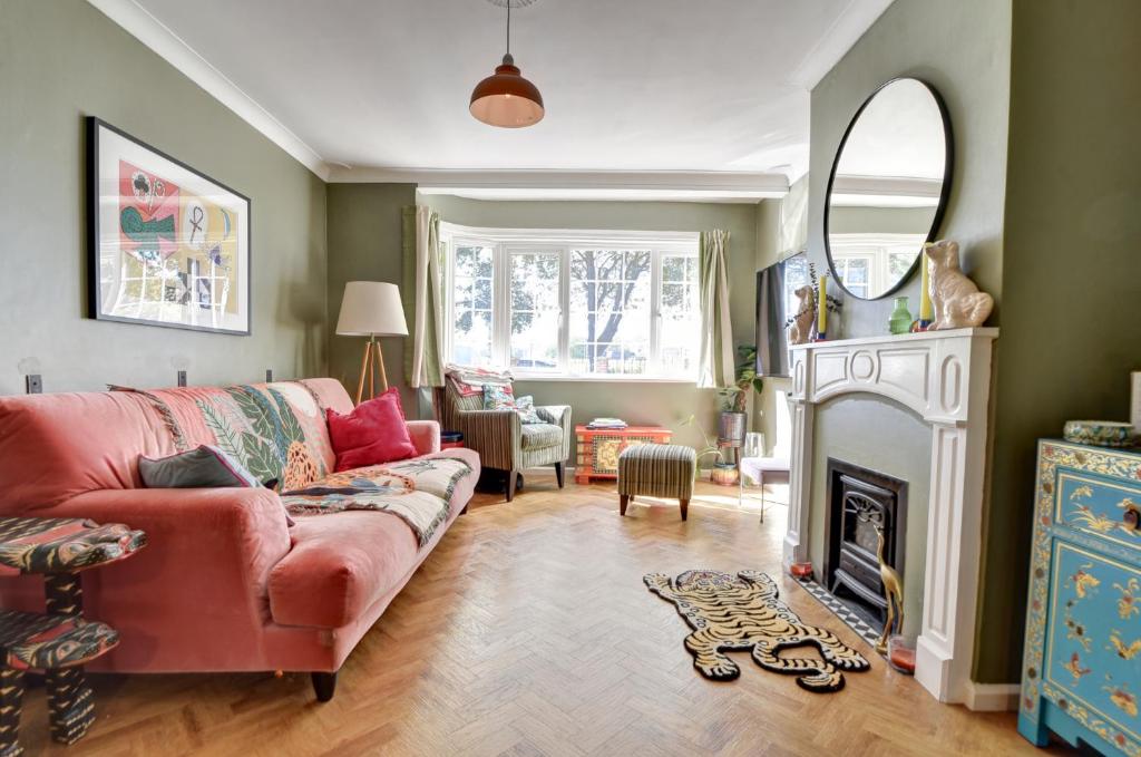 Charming 4 bedroom home in Felsted, Felsted Station (updated prices 2026)