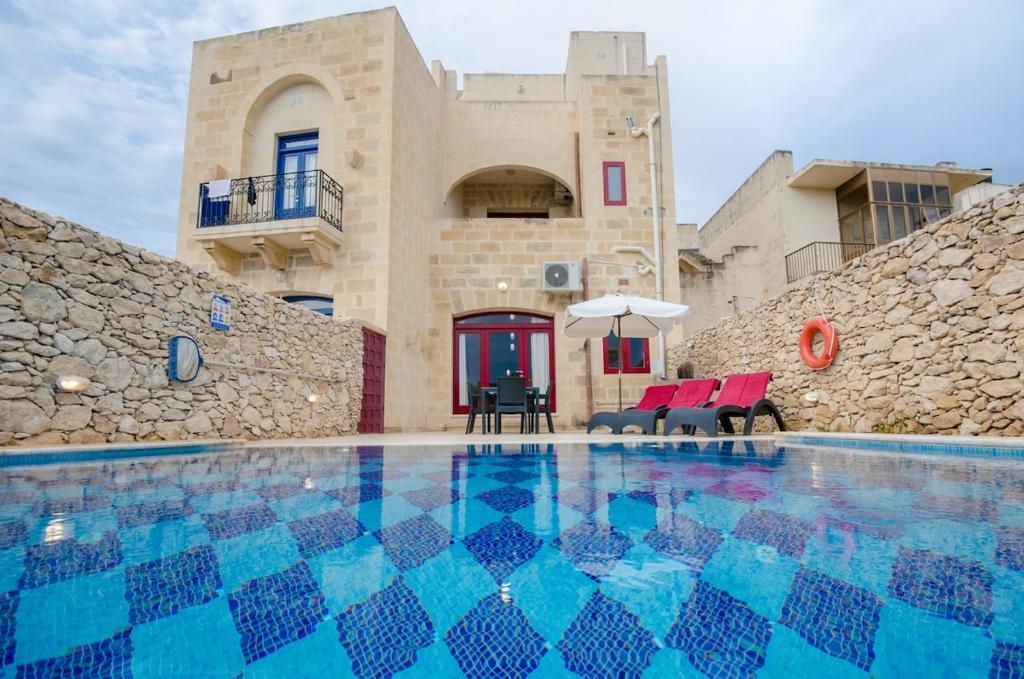 Make a Splash! 3BR Farmhouse, Pool & Country Views, Munxar (preços ...