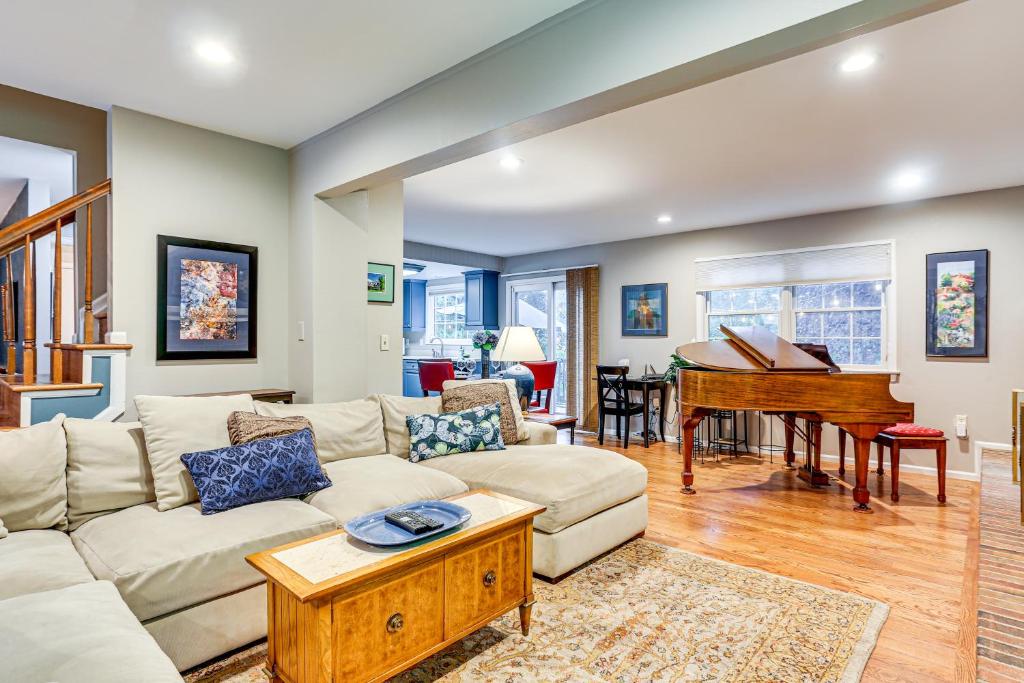 Spacious Family Home with Deck and Yard in Littleton!, Highlands Ranch ...