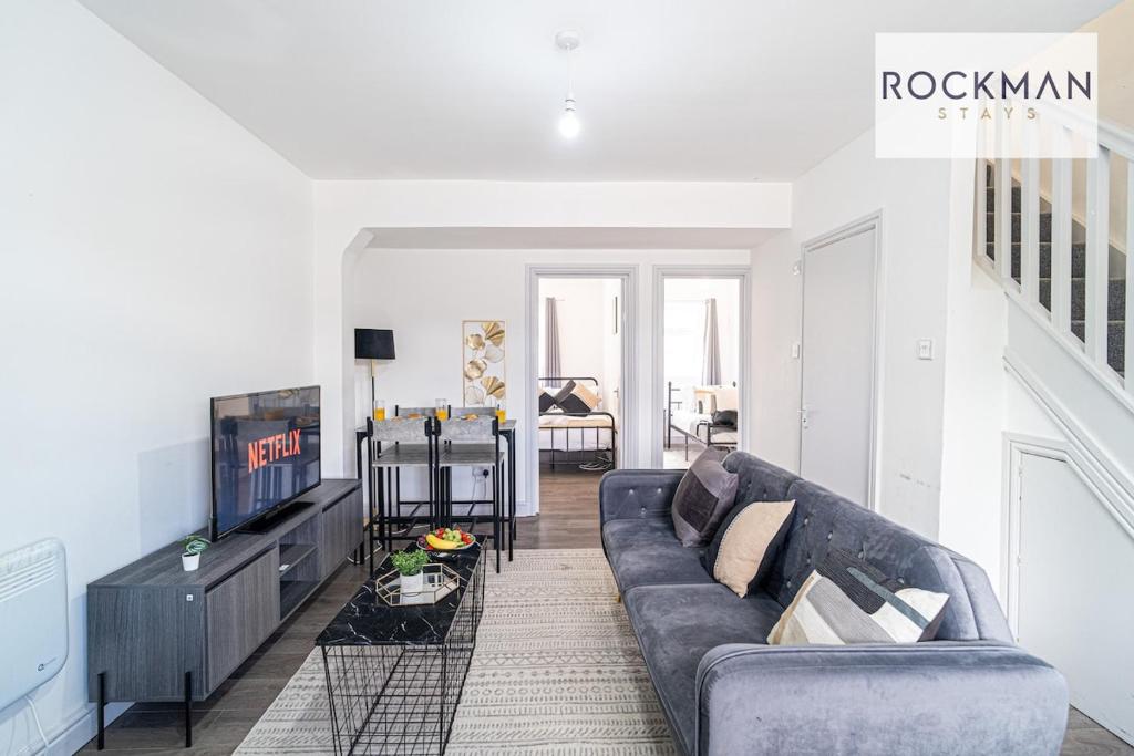Rockman Residences 12 bedroom house - 24 beds - 4 bathrooms - 4 ...