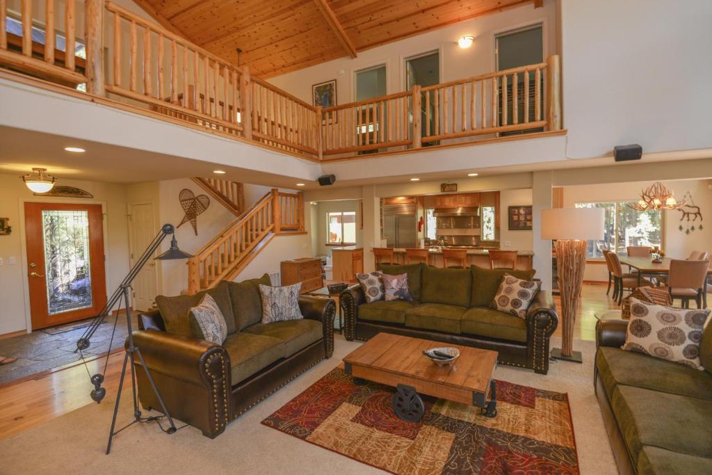 Spacious Tahoe Donner Home with Private Hot Tub, Pool Table, Darts, and HOA Gym and Pool Access ...