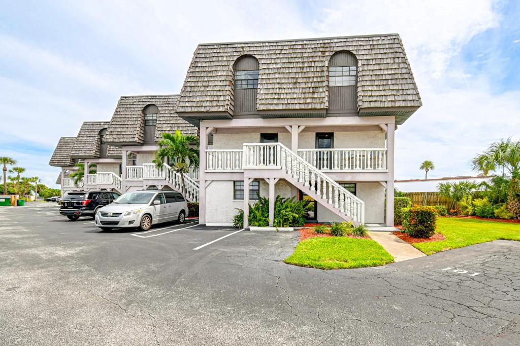 Steps to Sand Condo with Pool Access in Cocoa Beach, 코코아 비치 (2026년 최신 요금)