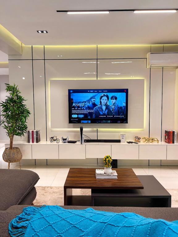 Family-Friendly Home with PS5 & Mini Snooker, Mama (updated prices 2026)
