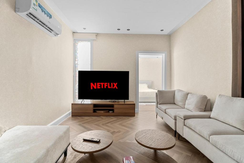 Modern 1BR 75 TV Prime Spot Self-Entry 26، Quai (أسعار محدثة لعام 2025)