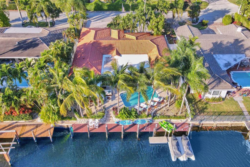 Waterfront with Pool Spa Tiki Bar and 1 mile to Beach, Fort Lauderdale ...