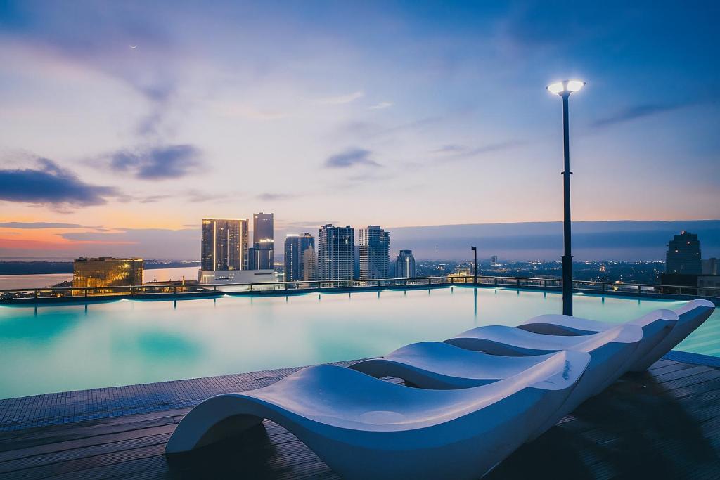 Hotel Serviced Condo Unique Infinity Pool with Mekong River View, Phnom ...