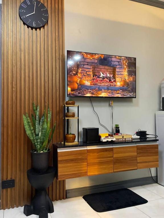 Affordable 2BR Near Airport with WiFi, Netflix and Pool,‏ מקטאן (מחירים ...