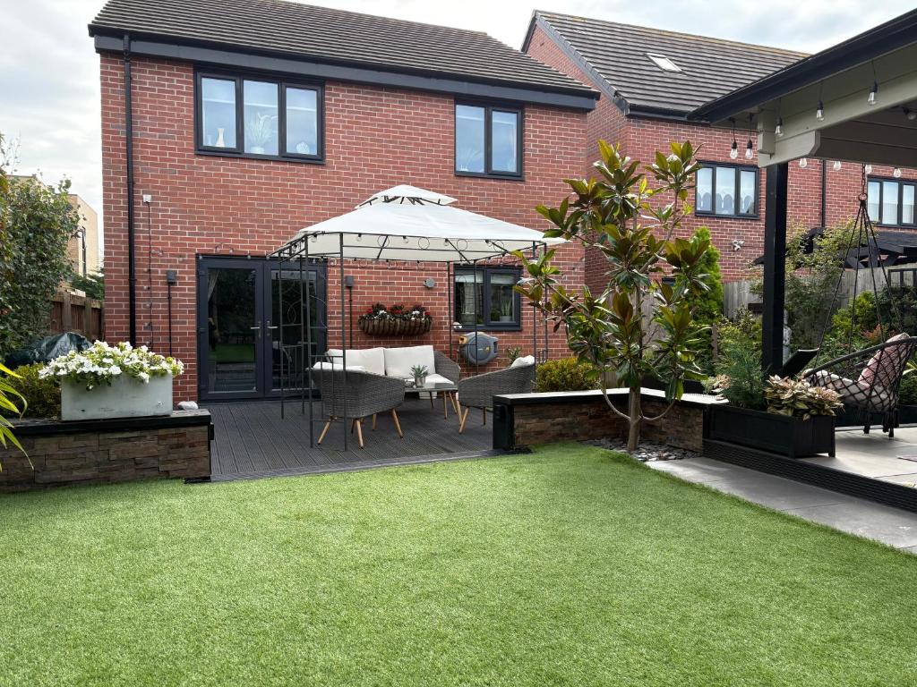 Modern Detached House with multiple parking and large garden next to ...