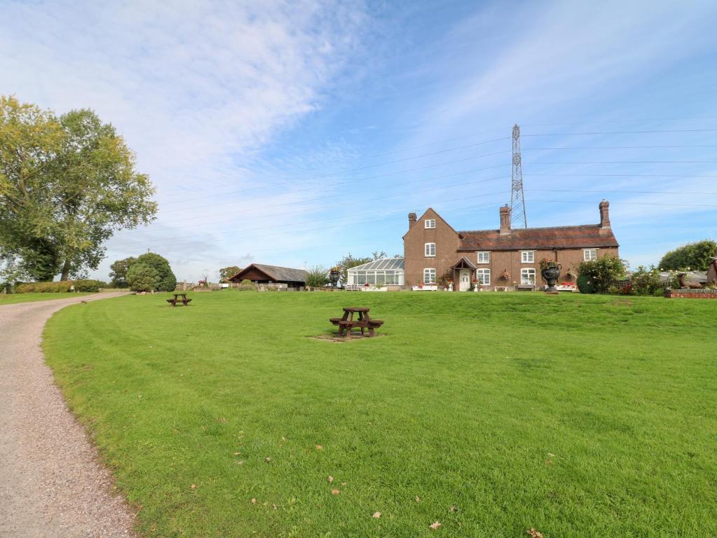 Far Coley Farm and Kilnhurst Log Cabin, Stafford (updated prices 2026)