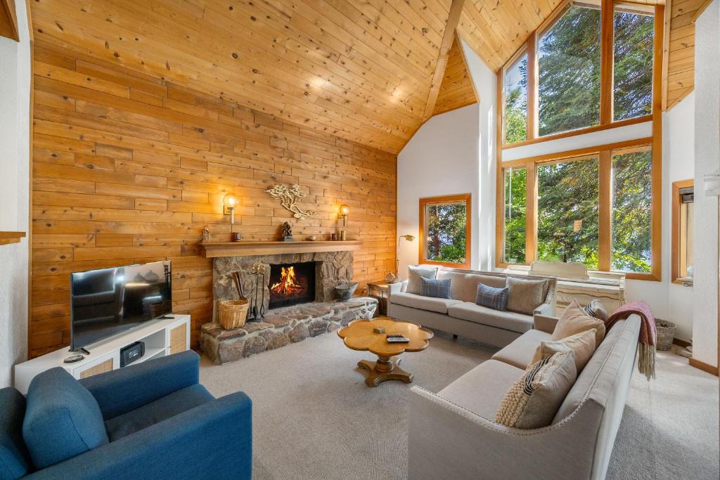Classic Lakefront Tahoe Cabin, Dog Friendly, Halfway Between Northstar ...