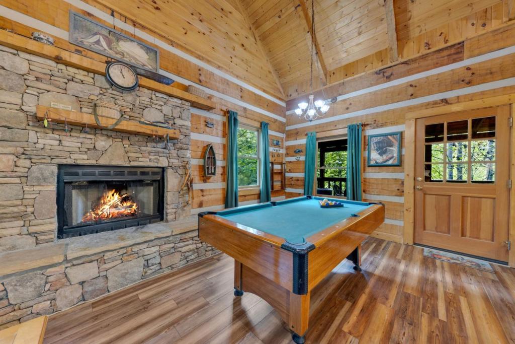 Whispers of the Smokies Hot Tub Pool Table Grill, Glade (opdaterede ...