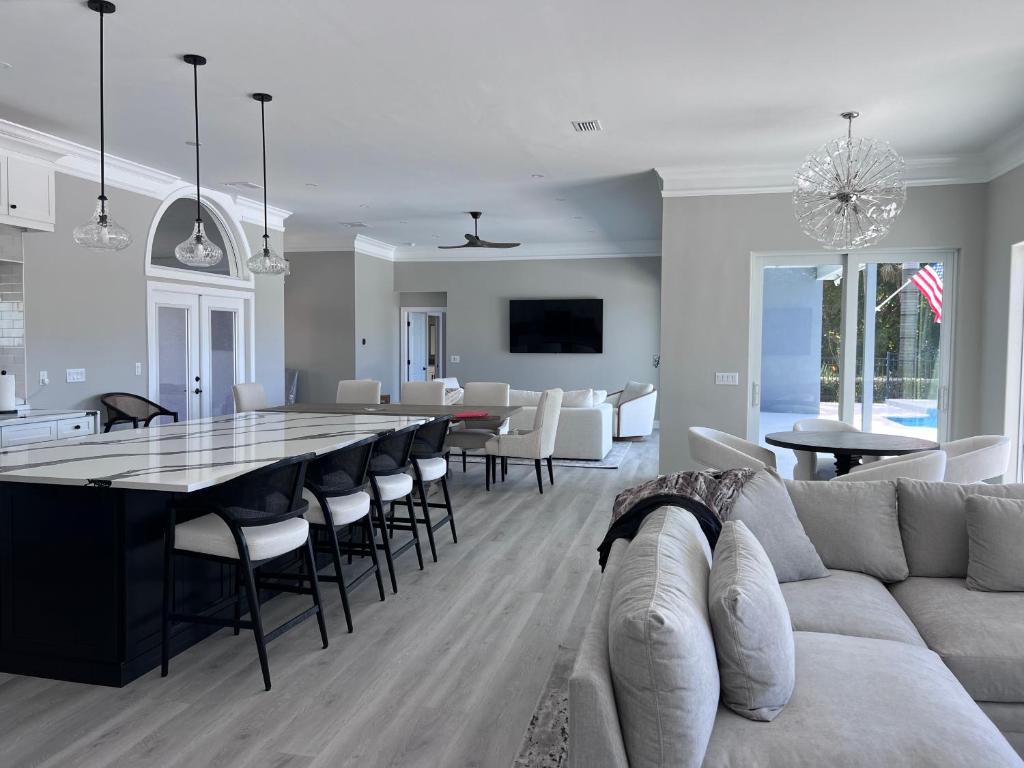 Fall in Naples - Game Room pvt pool hot tub impeccable decor, Naples ...