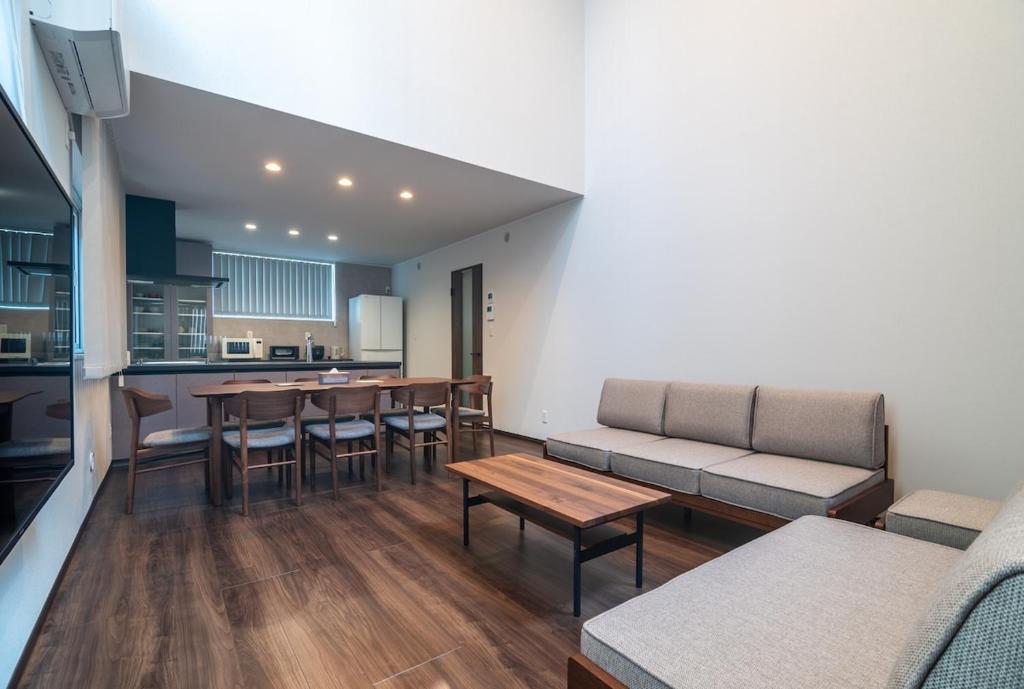 新屋 札幌市中心 近圓山公園 挑高設計客廳 4房 3廁所 1浴室 2淋浴 最大13人 可停車, Wada (precios ...