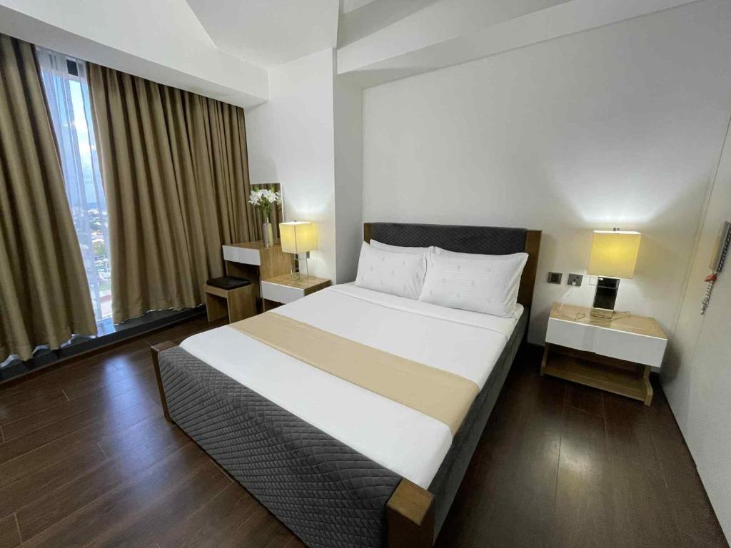 Minimalist 1BR Condo with NETFLIX at AEON TOWERS near Abreeza Mall by ...