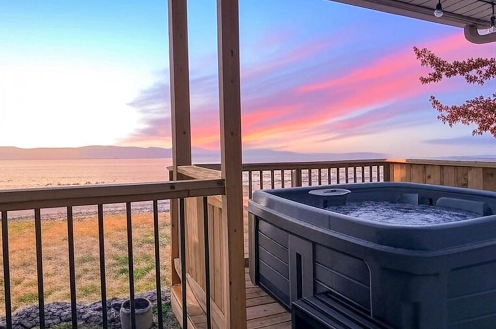 Chalet 691 Waterfront with Spa, Fireplace, WiFi & AC, Cap-Saint-Ignace ...