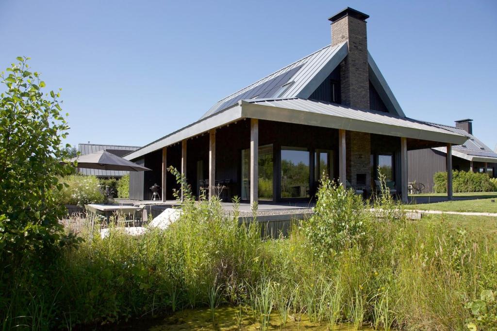 Luxe stijlvolle 8-persoonsvilla aan water & bos, Sint Nicolaasga ...