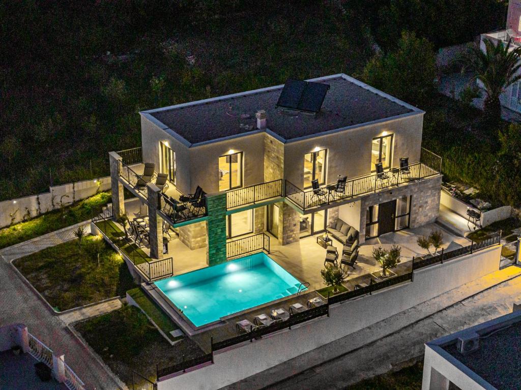 Villa Lav Lux Elegant Residence with Private Heated Pool, 믈리니 (2026년 최신 요금)