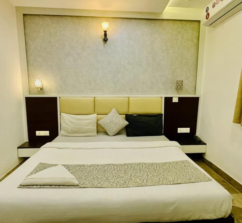 The Star Taj - Affordable Rooms near Taj Mahal, Agra (prețuri ...