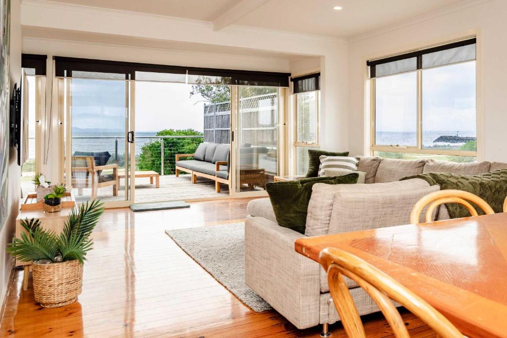 Absolute Waterfront Escape Deck & Games Room, Portarlington (giá cập ...