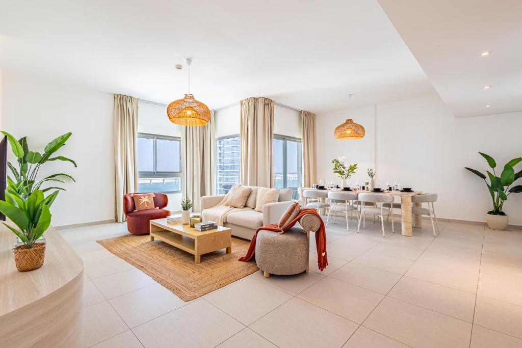 Sea & Zayed National Museum Views - Huge Balcony - Paradise for Groups ...