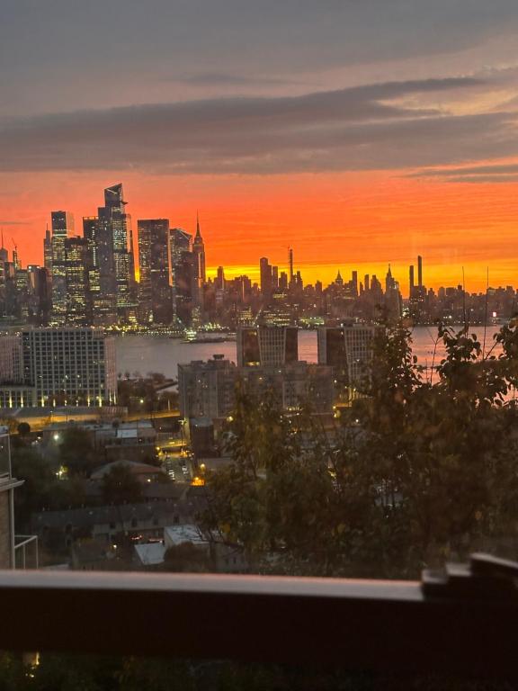 Cozy Comfy with AMAZING NYC Views 15min to Manhattan T SQ, Union City ...
