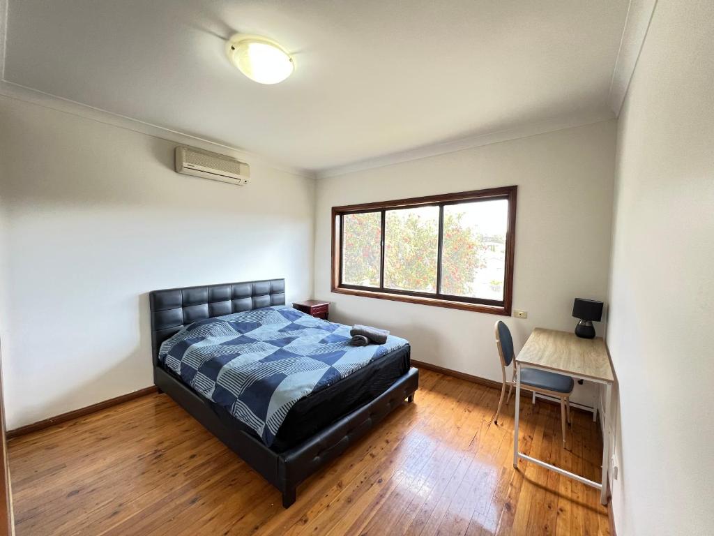 Queen Room in Spacious Double Story House - L7, Casula Station (updated ...