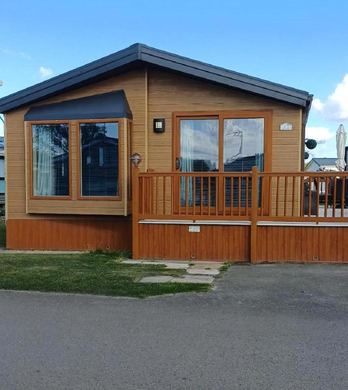 Lovely Lodge At Manor Park With Decking, Near Hunstanton Beach Ref ...
