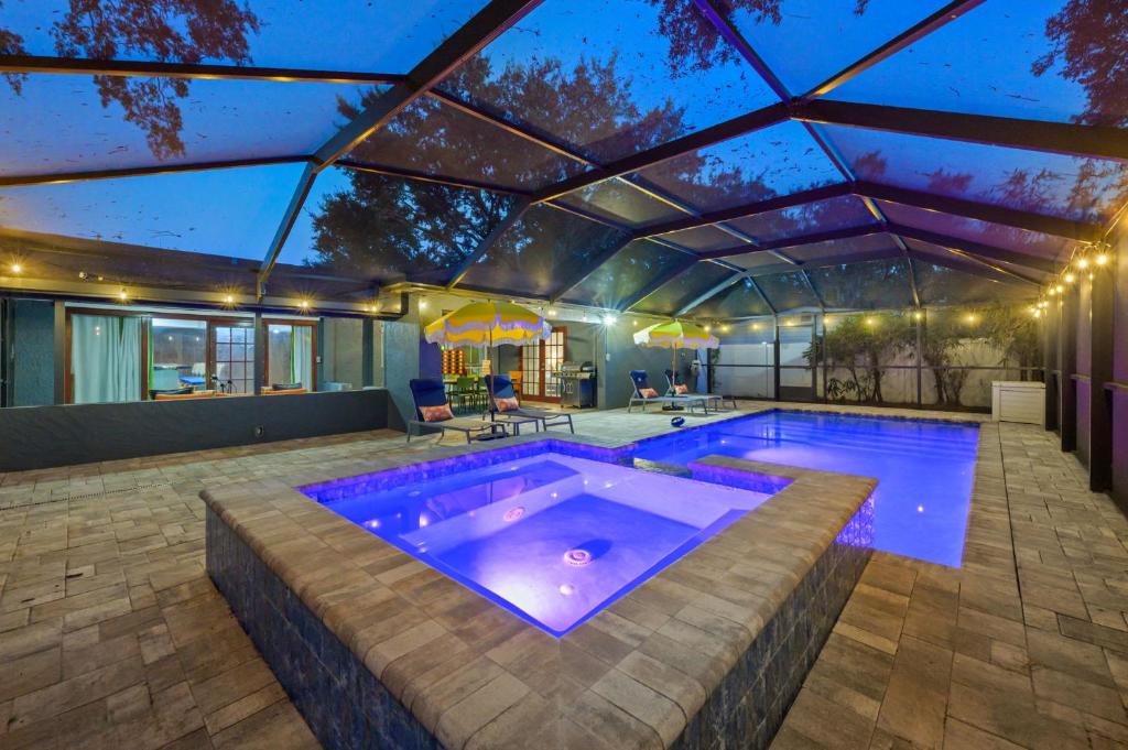 Resort-Style Oasis Pool Mini Golf Playground, Walsingham (prețuri ...