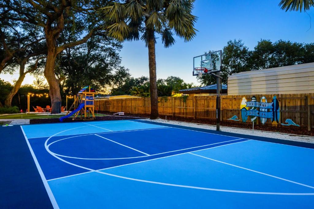 Resort-Style Oasis Pool Mini Golf Playground, Walsingham (tarifs ...