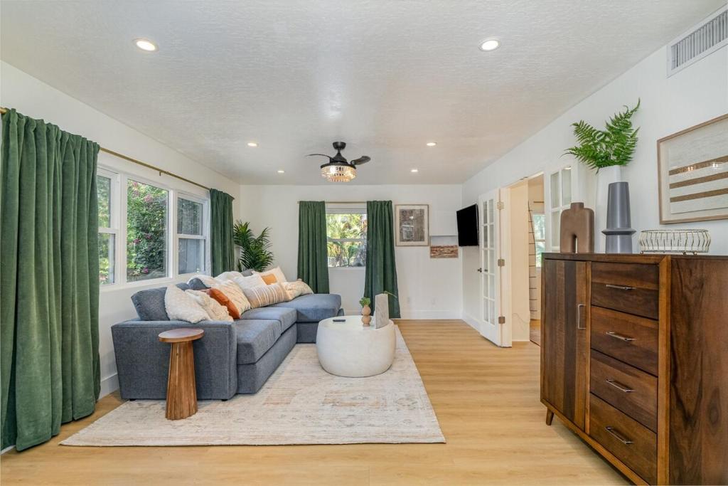 Modern Village Hideaway - Curly2, Melbourne Village (updated prices 2026)
