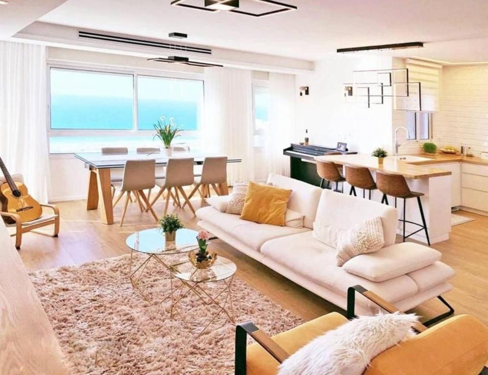 Cozy & Bright Room in Shared Apartment - 15 min from the beach, Haifa ...