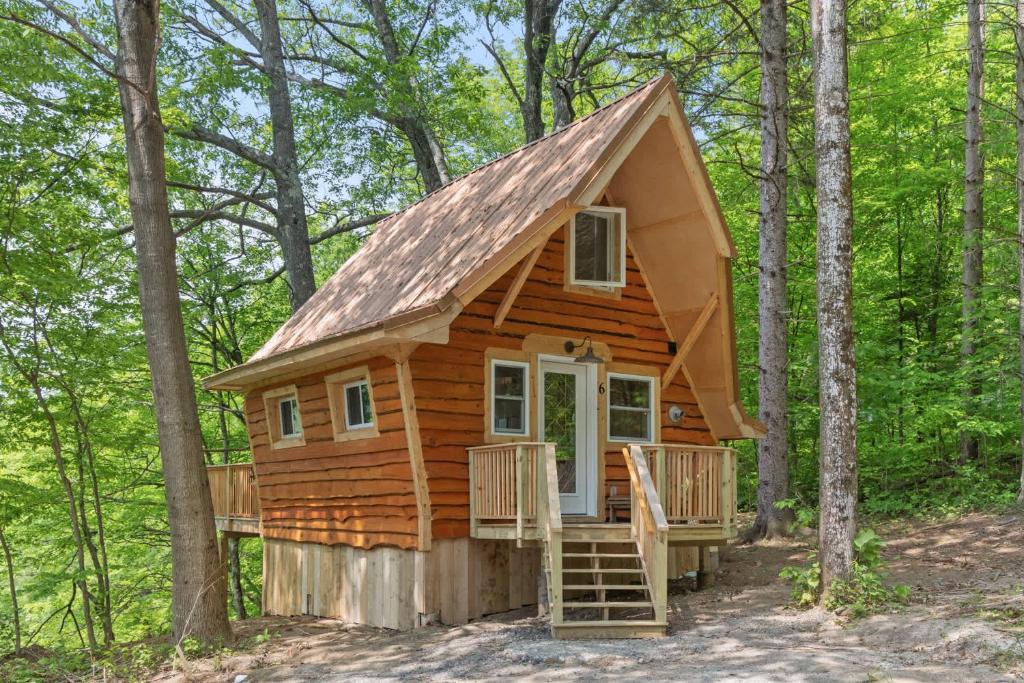Whimsical Vermont Cabin with Hot Tub & Mountain Views, Johnson (updated ...