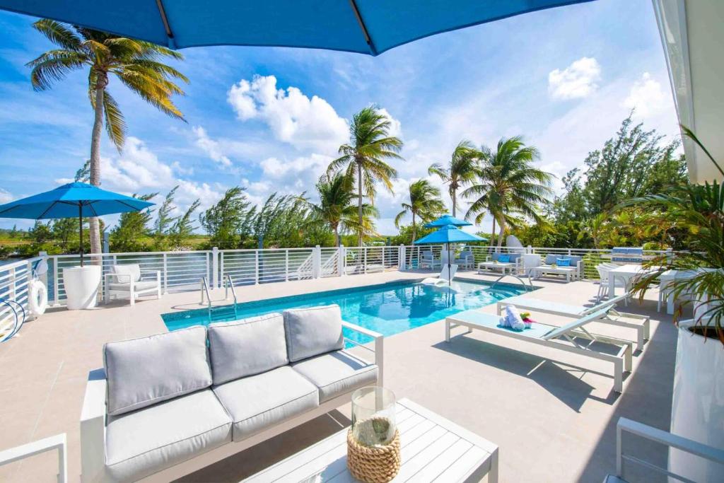 Caribe Sun - Modern Villa with Pool! Walk to the Rum Point Club & Kaibo ...