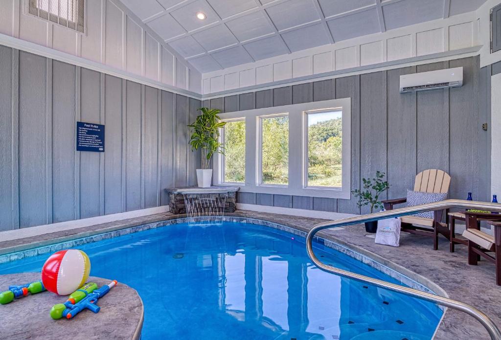 Mountain View Splash - Indoor Pool Hot Tub Game Room Stunning Smoky ...