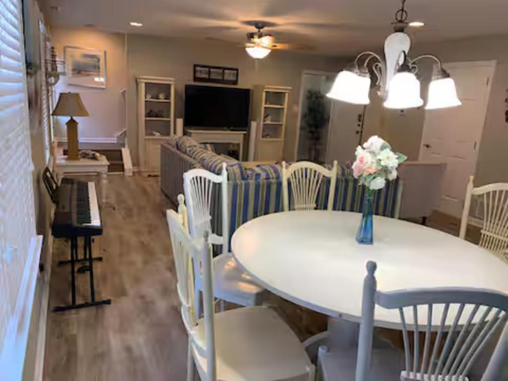 beautiful condo 1 block to boardwalk with parking, Wildwood (precios ...