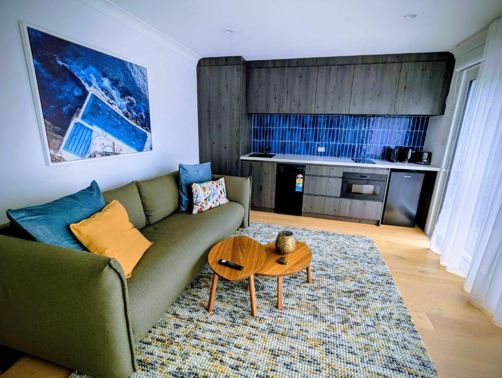 Chic Bondi Retreat - Modern Beachside Gem with Private Deck, Sydney ...