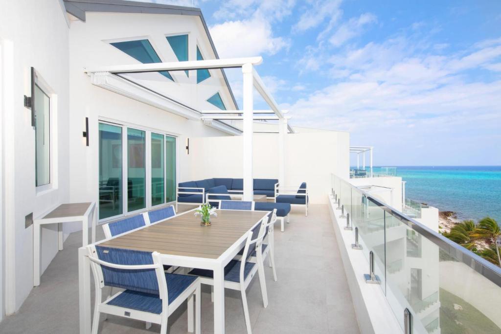 Rum Point Resort 504 Penthouse, Driftwood Village (updated prices 2025)