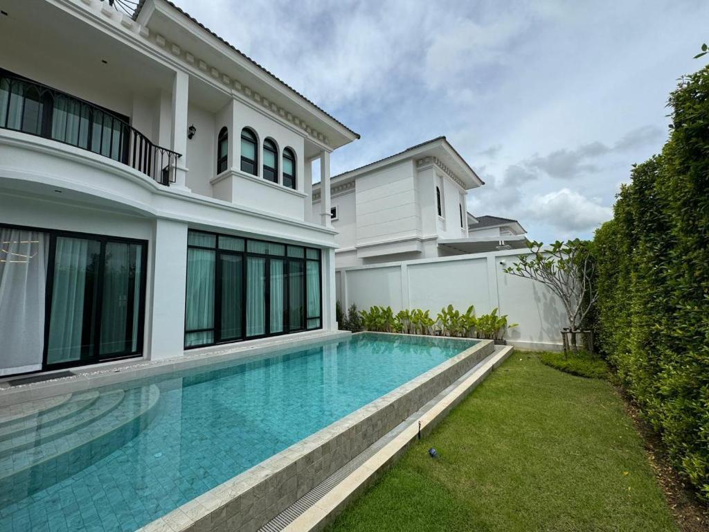 Вилла на Бангтао, Ban Thalat Choeng Thale (updated prices 2025)