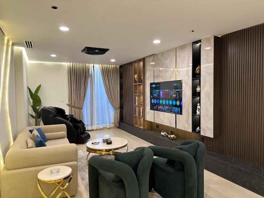 Executive Escape's 2-Bedroom Suite, Massage Chair, Mountain View, F-7 ...