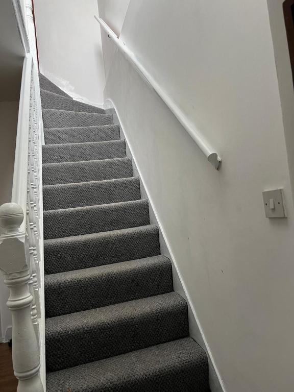 LARGE SELF CATERING HOUSE WITH WiFi CLOSE TO TRANSPORTS, London ...