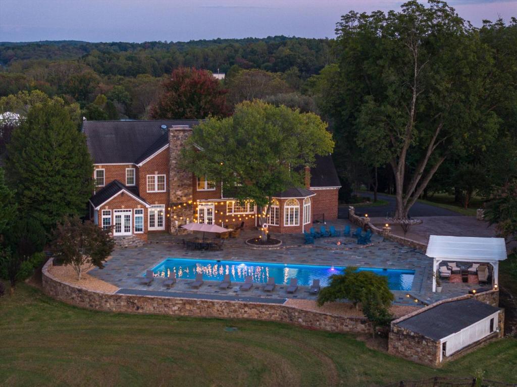Mountain Mama Ranch - Luxury farmhouse on 200 acres with mountain views ...