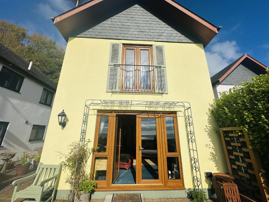 Bay View - holiday cottage by the sea with stunning views, Pendine ...
