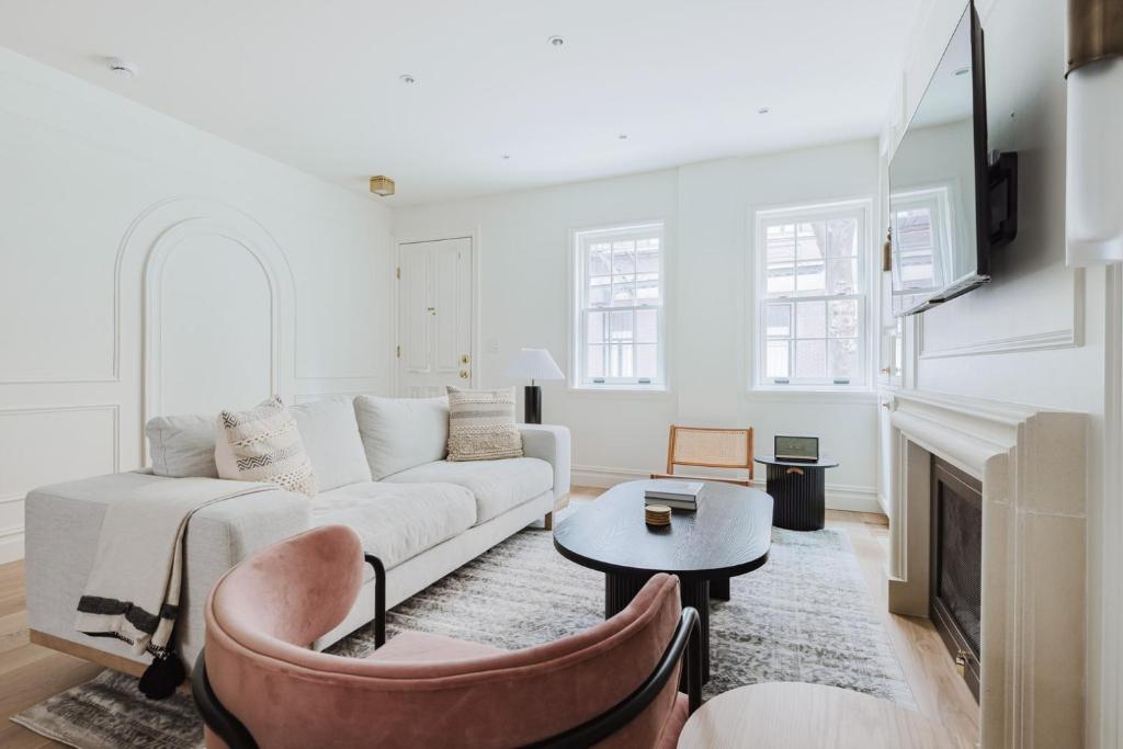 Blueground West Village AC balcony nr landmarks NYC-1763, New York ...