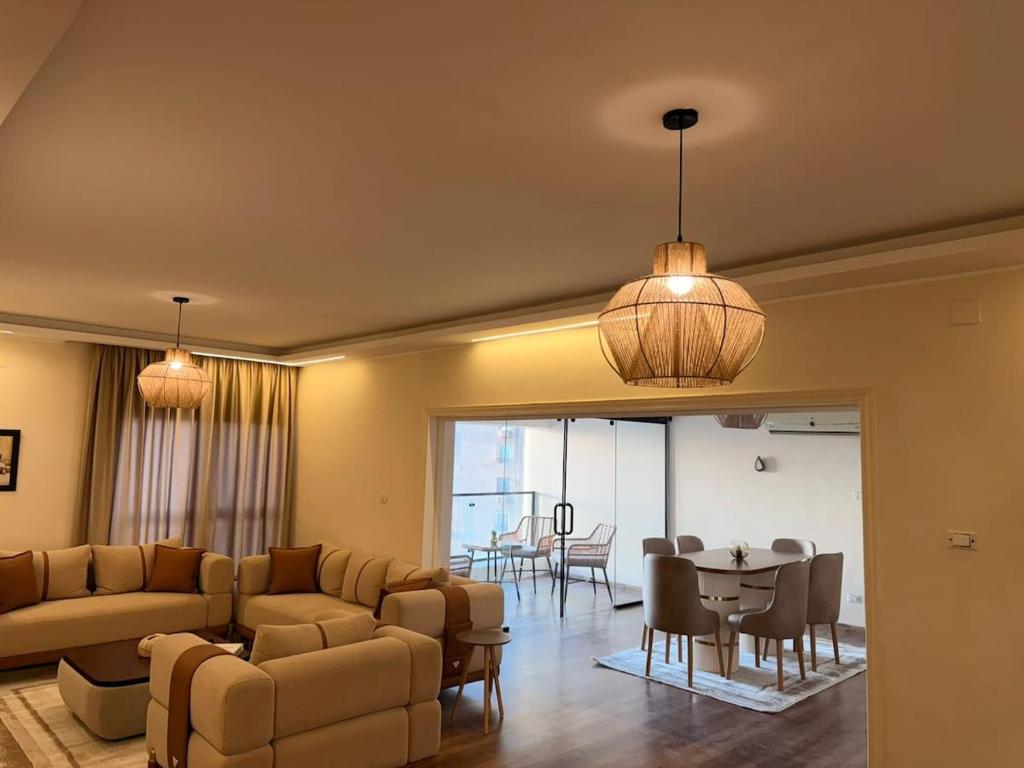 Lux Skyline 3BR Apt With Nile View Balcony, Cairo (updated prices 2026)