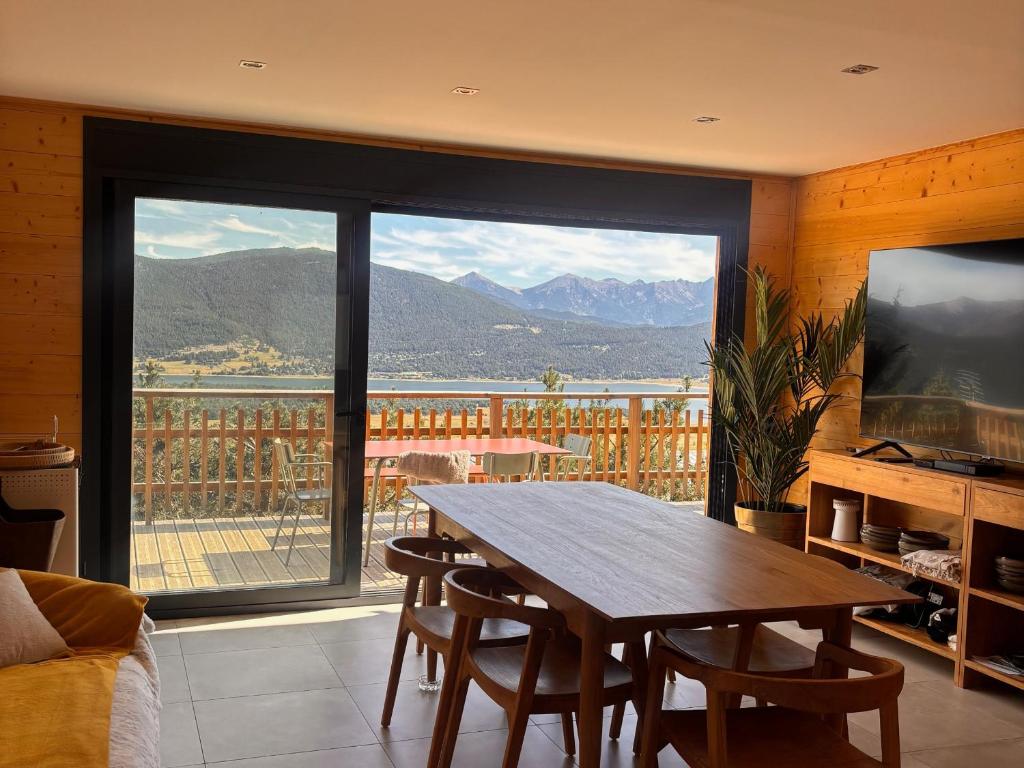 Chalet moderne 100m² pour 8 pers - Vue sur le lac - FR-1-758-44, Les ...