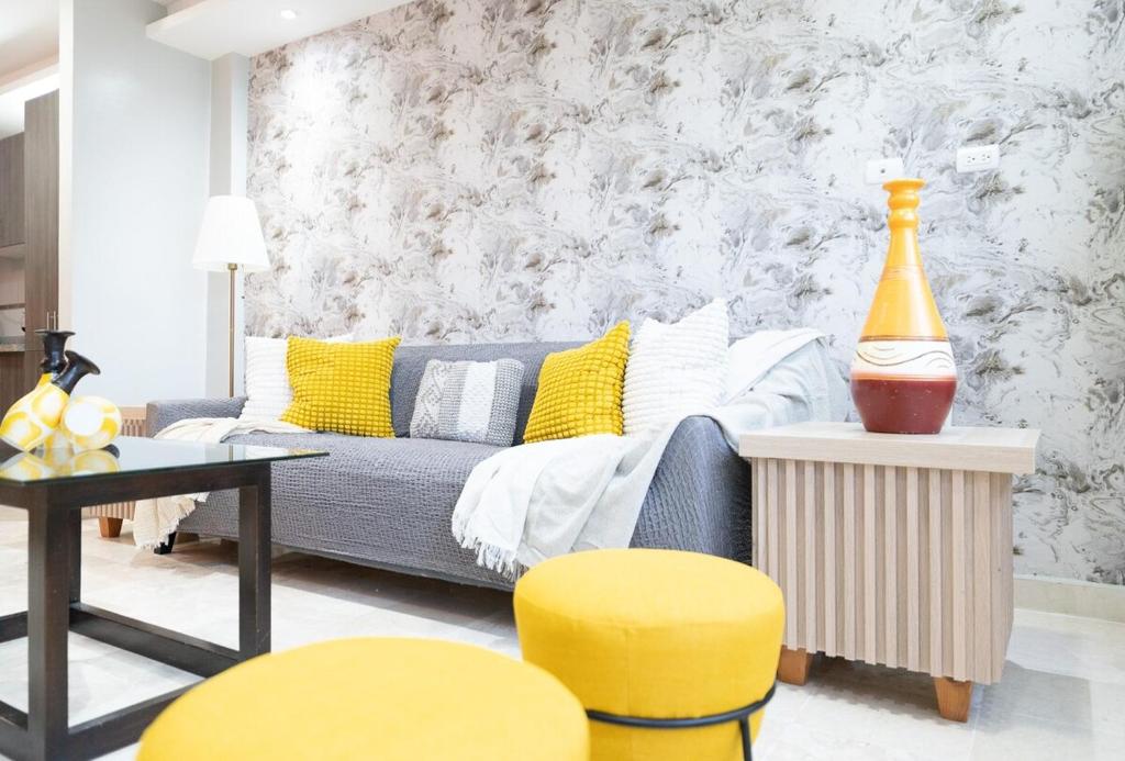 City Center, 2-BR Suite close to Shops, Restaurants, Bars and More ...